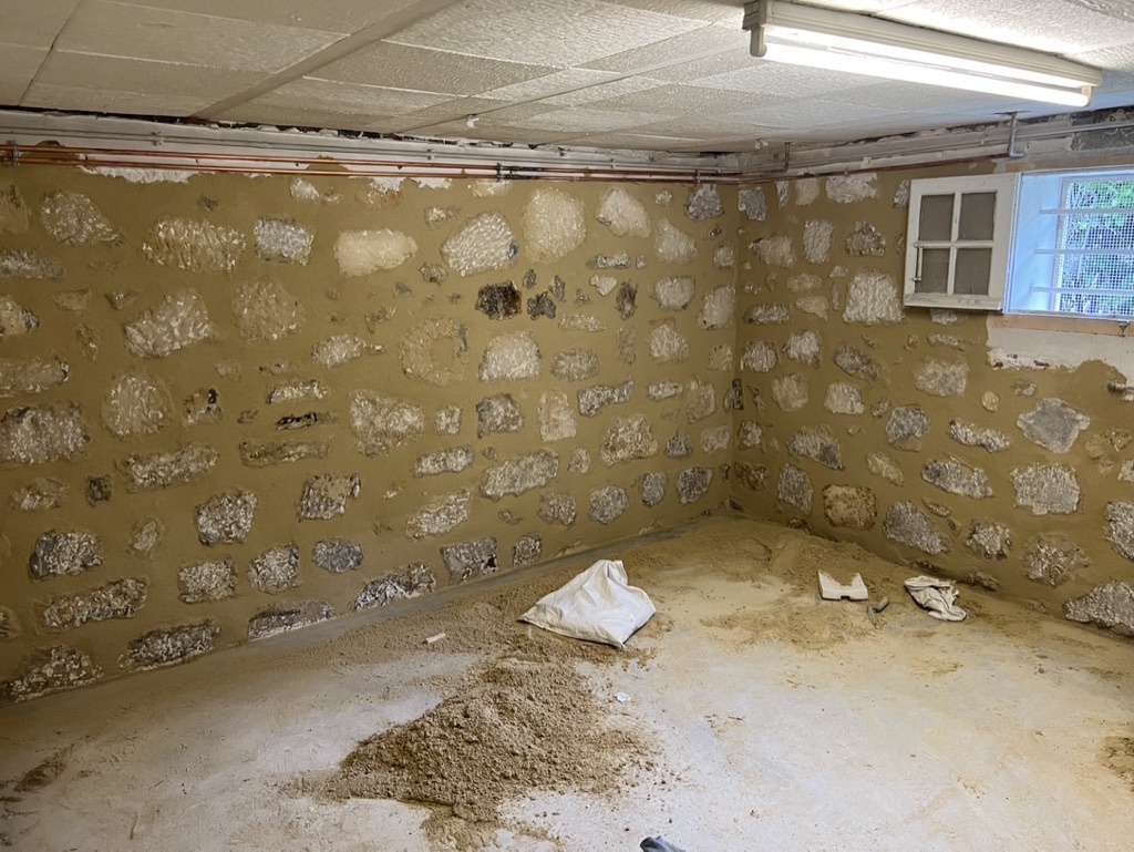 Rénovation mur de pierre en sous-sol | La Maconnerie Francaise